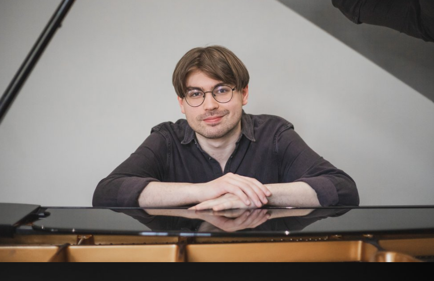 Award holder Tomos Boyles performs at the Wigmore Hall - The Countess ...